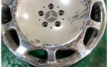 奔驰迈巴赫轮毂刮花了换一个要几万,做个轮毂修复,几百就搞定了!
