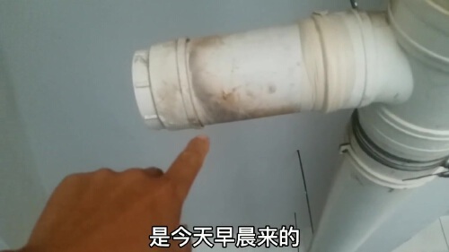 地下室污水主管道漏着水怎么修?老水工这一招太棒了!几分钟修复