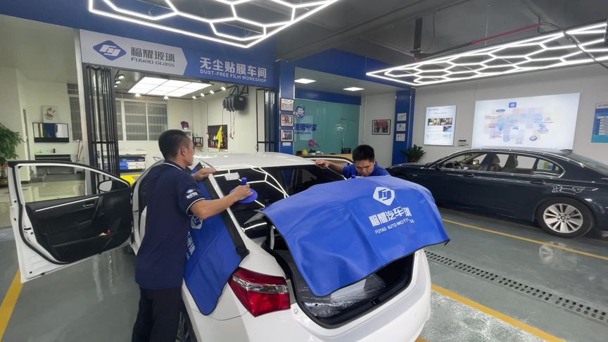 丰田卡罗拉后档贴膜完美更换 福耀玻璃