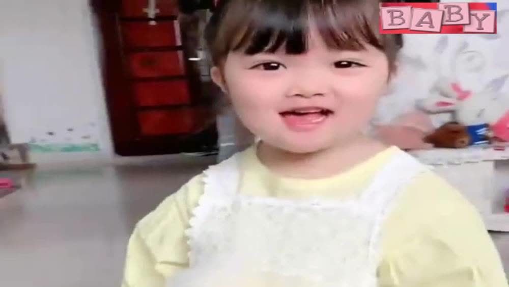 宝宝模仿女人怀孕,妈妈一看肚子吓一跳,二个月就这么大肚子!