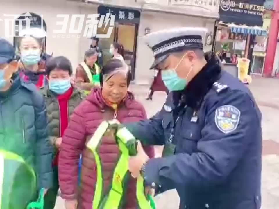 30秒|四川自贡交警送荧光安全背心宣传交通安全