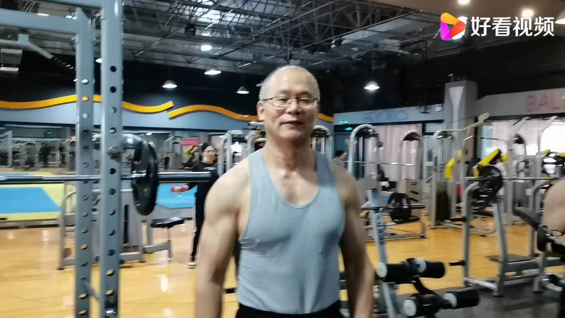62岁健身爱好者,用哑铃做站姿侧提拉,锻炼三角肌中束