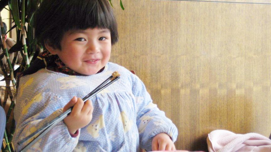 如何让宝宝学会使用筷子?爸妈们头疼不已,几个建议爸妈收好