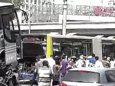 [拍客]北京工体北路长虹桥西重大交通事故 交通安全事故视频大全