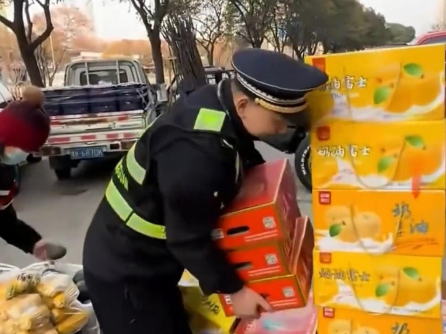 城管"督促"商铺赶紧摆摊走红,当地城管局:希望他们多赚点