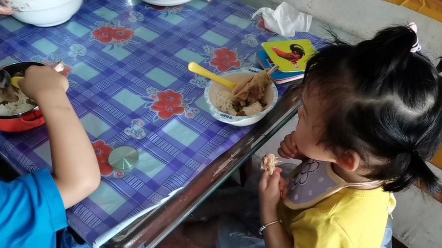 奶奶给孩子准备的午餐,吃的可香了,大家都吃点啥菜呀