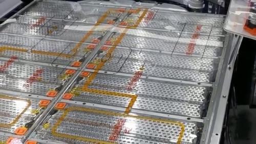 电动汽车被拆开之后,底部装了7千多节电池,这得用多大的充电器?