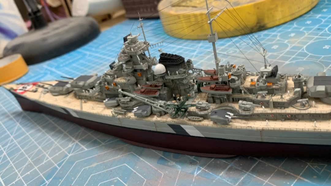 鹰翔1/700豪华版俾斯麦号战列舰成品模型。