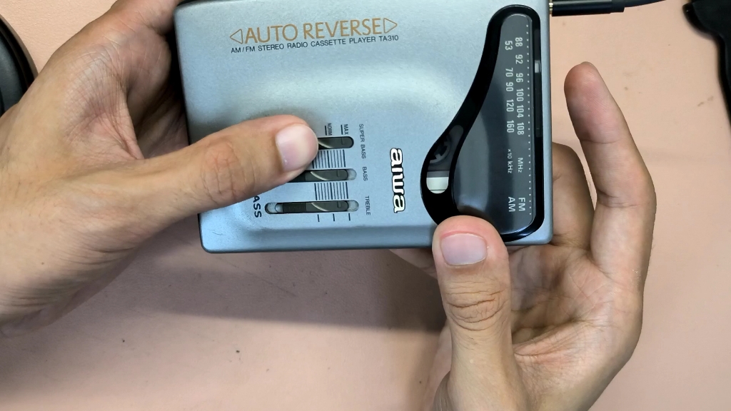 ...机芯清理保养。该机使用两节5号电池非常方便,三段均衡调节声音...