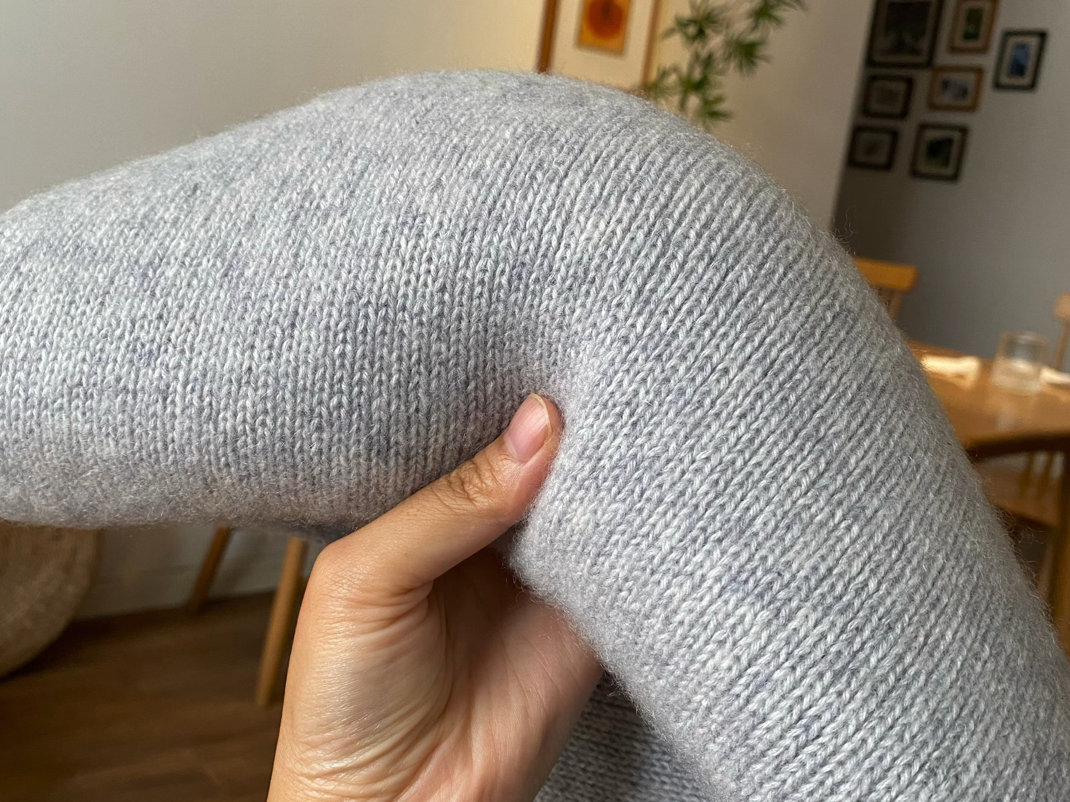 成品羊绒围巾参考。白灰色。超级经典的中性色。男女都可以织这个色...