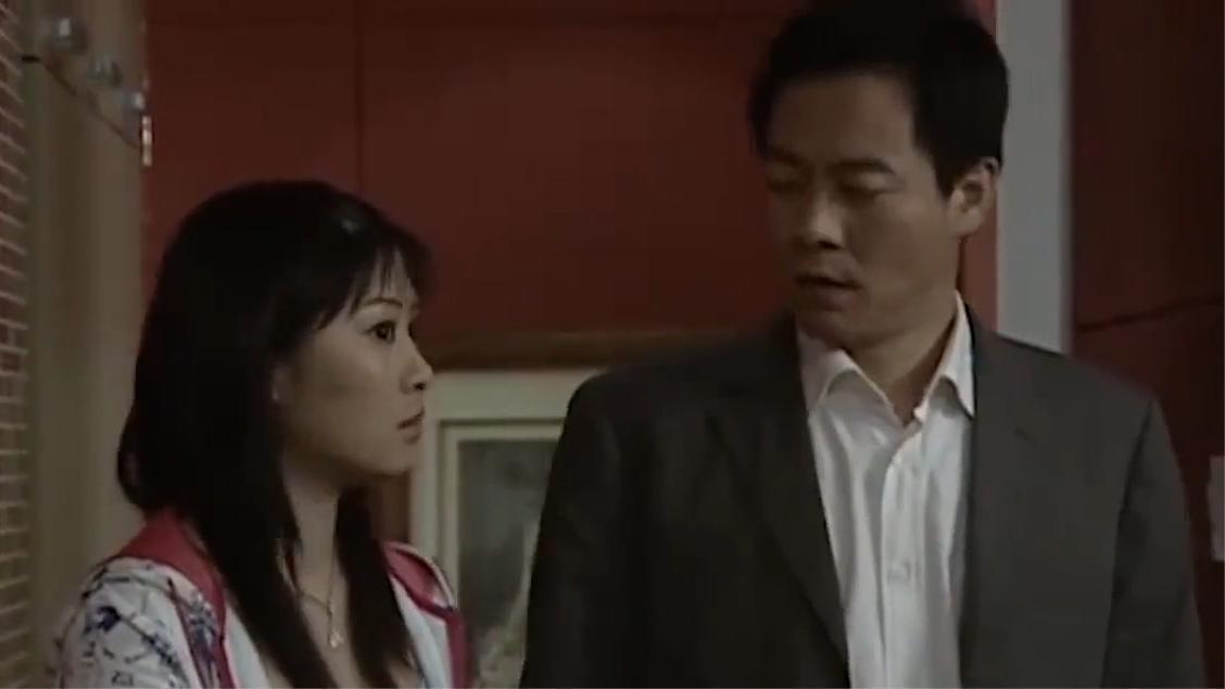 家里有人却迟迟不开门,妻子拿钥匙开门,却看见扎心一幕
