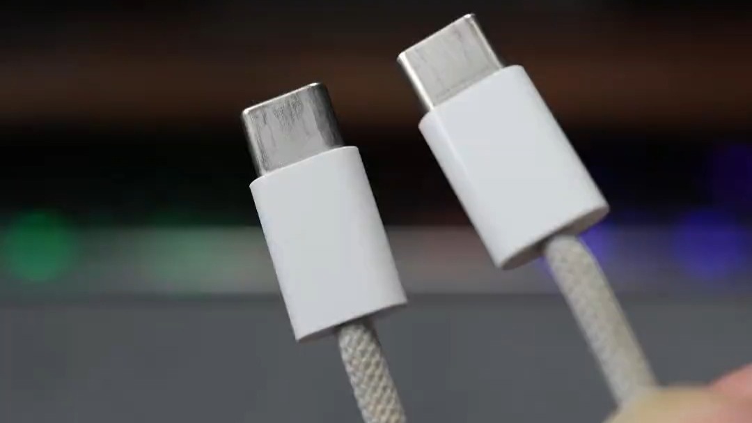 Phone的原装type-c充电线,两头有啥区别?有字母的一头到底是插充电...