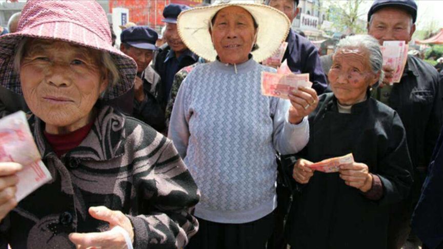 国家又发福利了!32.37万老人受益,每年能获得8000补助金!