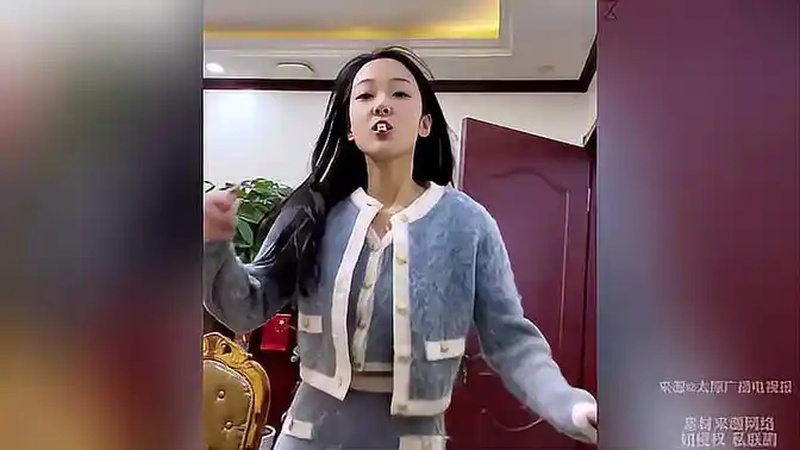 女生对男友撒娇被亲爸撞见男友疯狂暗示女生浑然不知 结局社死