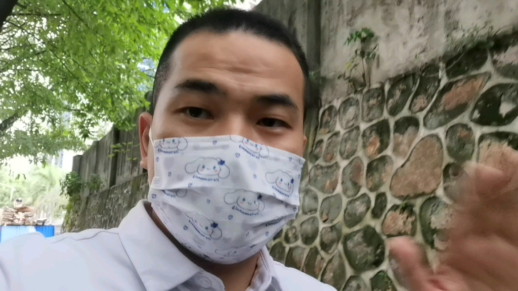 男子骑摩托车超载带两个娃被交警查到了,一气之下把孩子丢在那了
