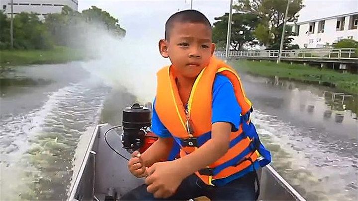拉风!5岁小学生每天自驾摩托艇上学,最快开64公里每小时