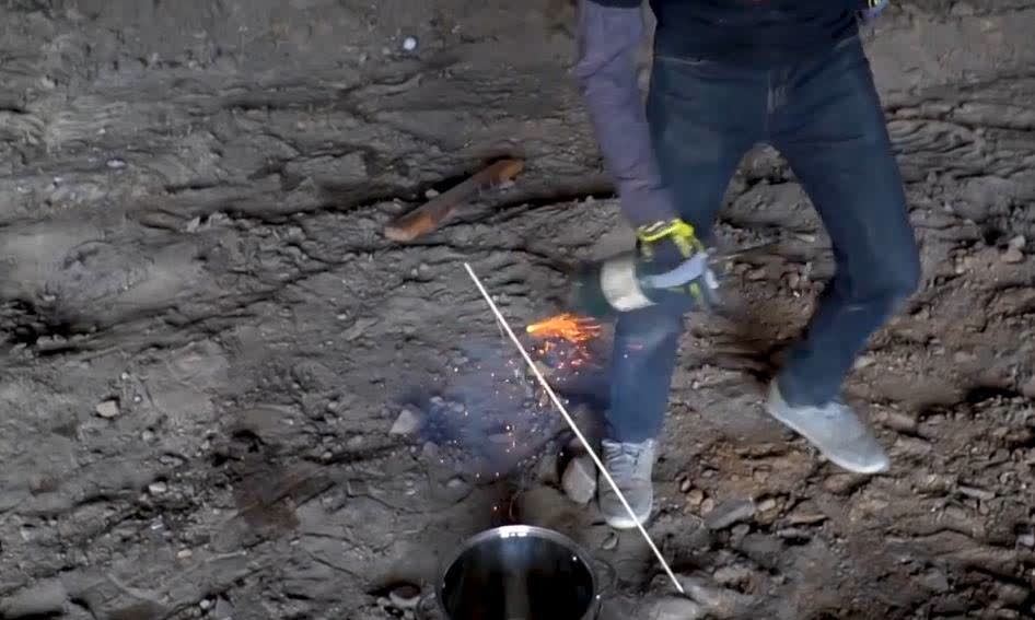 老外作死在汽油上绑鞭炮,点燃后堪比"炸弹",镜头记录全过程