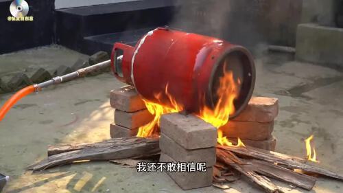 小伙居然利用煤气罐改造成炼汽油的装置这样的汽油你敢使用吗