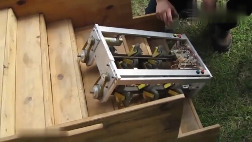 牛人发明:外国牛人发明的会爬楼梯小型机器人,看结构设计非常简单