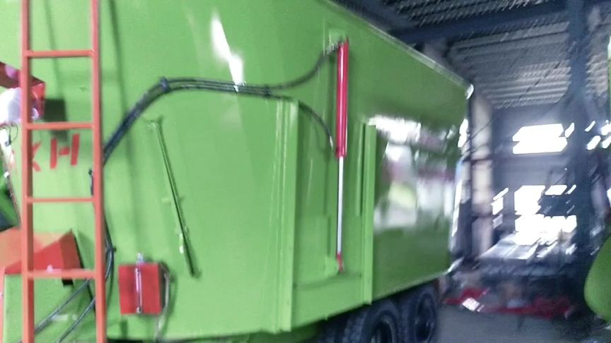 新疆大型牛场羊场使用机械设备,牵引tmr饲料搅拌一人饲喂500