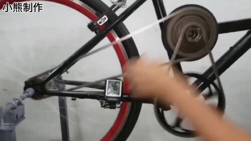 小伙在自行车上多安装一个变速齿轮,速度可以达到60迈