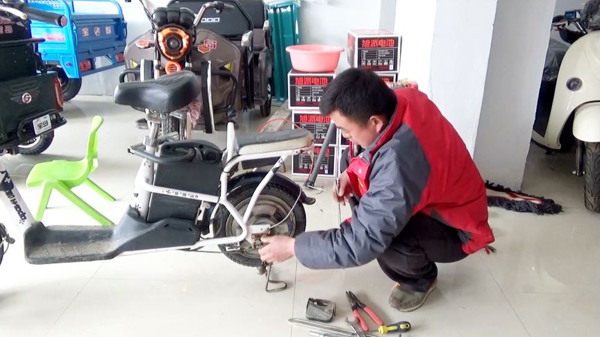 电动车换轮胎也是技术活,老师傅教你快速换轮胎的方法