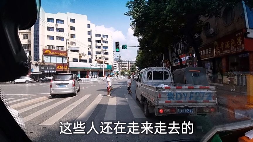 行人也该遵守交通规则,这样的情况太危险了