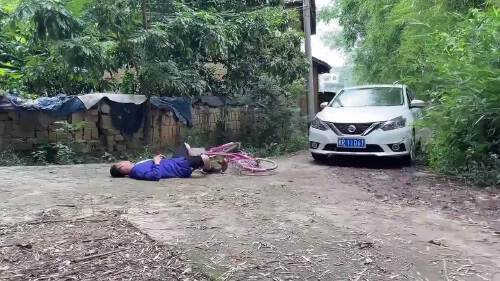路人被撞,想逃跑,最终良心发现还是救了人