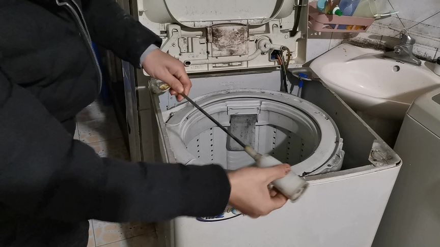 全自动波轮洗衣机洗的时候咯吱咯吱的响,声音很烦人,故障很简单