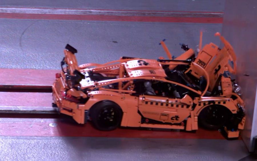 ADAC一本正经地对乐高保时捷911 GT3 RS进行了碰撞测试…