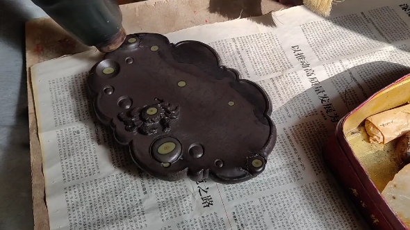 给砚台上蜡,起保养作用,用的是蜜蜡哦。