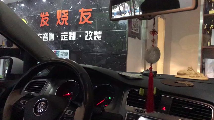 美女的高尔夫7加装劲浪喇叭,喜力士DsP在调音进行中