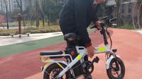 小伙花3000元买的折叠电动车干代驾用,充满电能跑100公里,觉得咋样