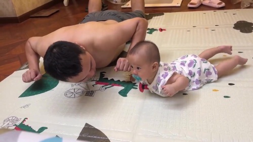 幼崽模仿爸动作趣!模仿爸爸动作,幼崽模仿力
