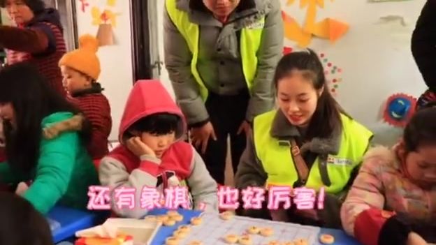 南充市高坪区西部计划的志愿者们,开展了关爱留守儿童的活动。