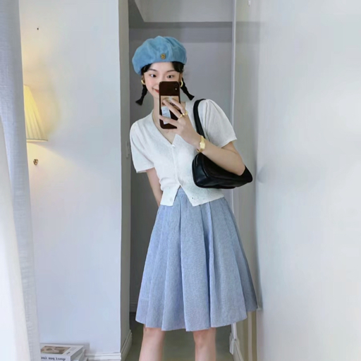 喜欢画画的六六 