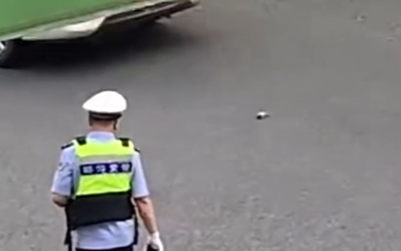 交警面前闯红灯过街,惨遭车轮碾压
