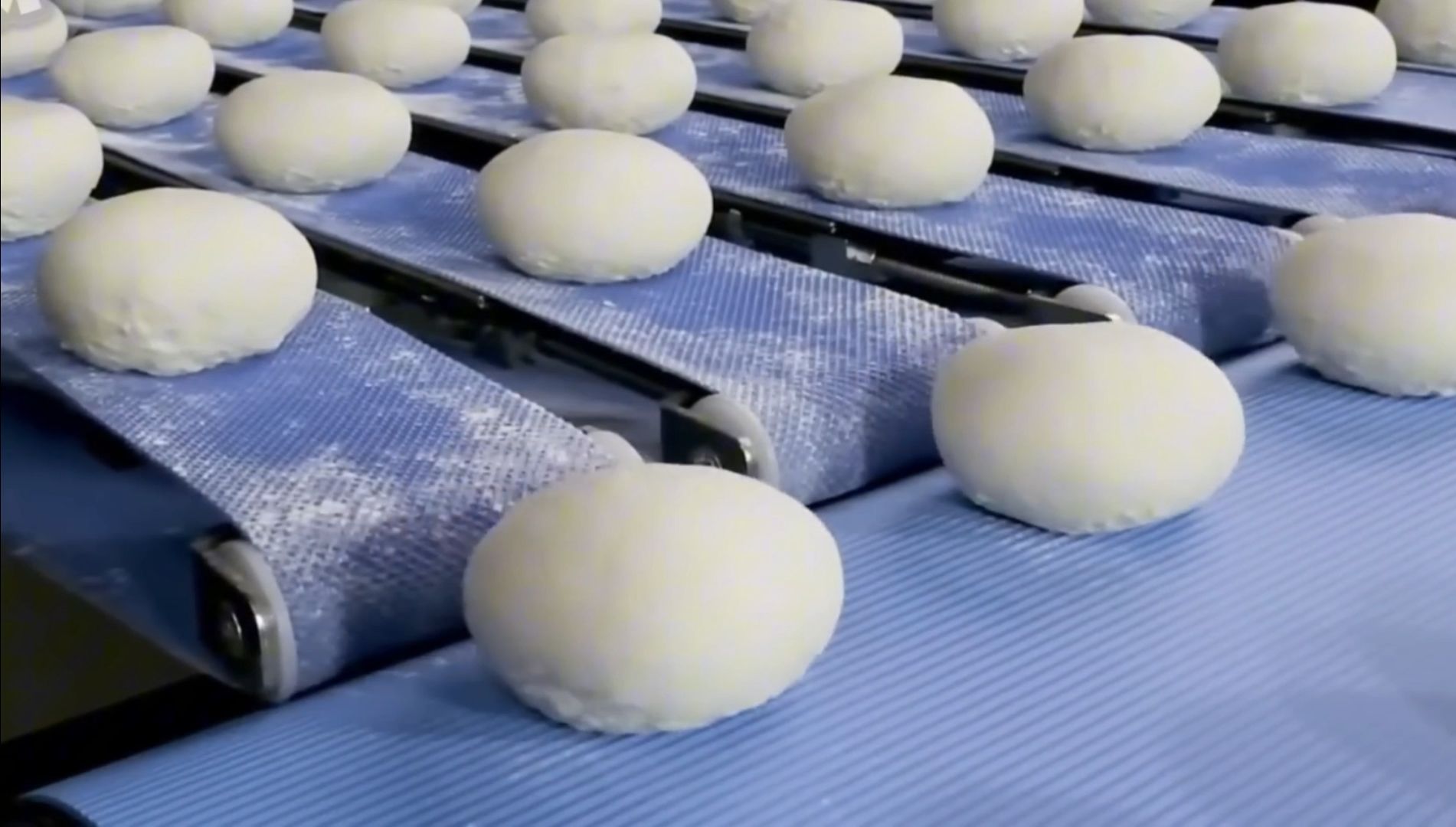 全自动披萨生产线。