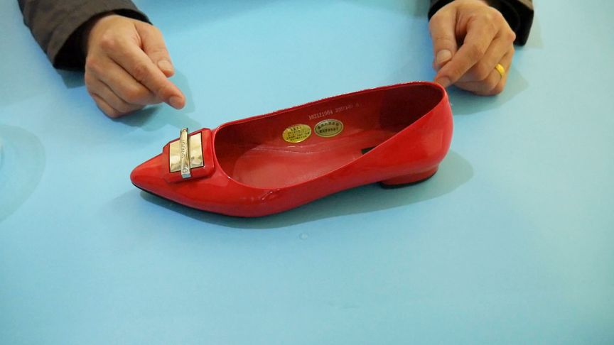 新买的皮鞋高跟鞋爱磨脚后跟?教你一招,让你舒舒服服穿上新鞋子