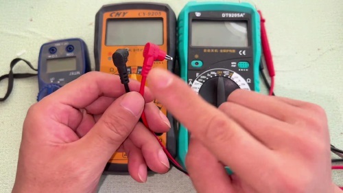 万用表一用就烧,检查下是不是表笔插错孔了,学电工一定要注意