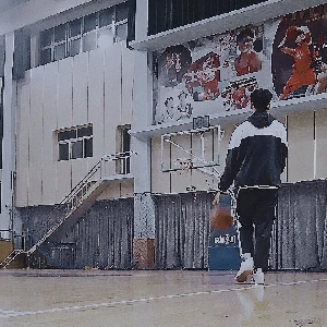 爱打球的闲小闫 