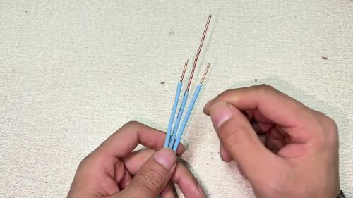老电工接线真专业,原来用"双线缠绕法"接电线,接头耐用又美观