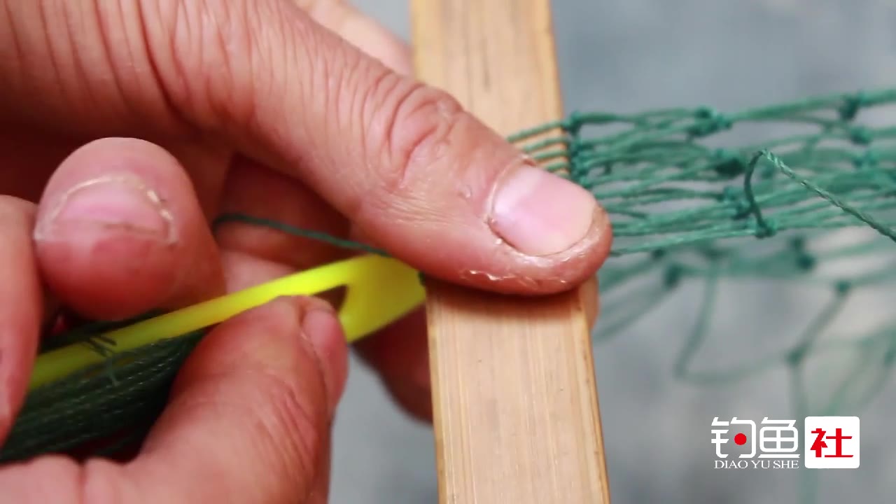 钓鱼专用抄网制作过程,只需要用一指就可以快速织网!