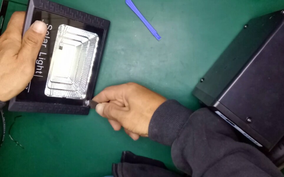 给一次性太阳能灯更换电池,大家看结果怎么样?