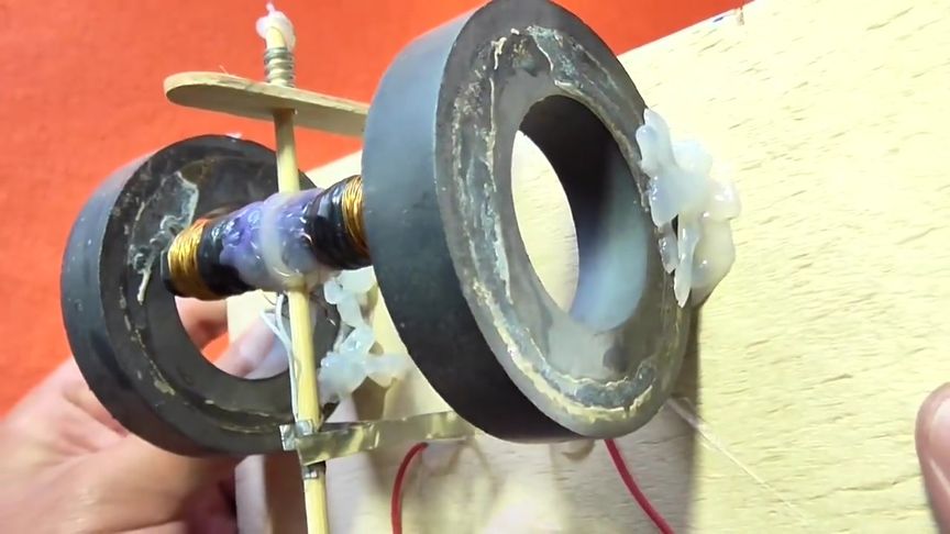 最简单道具,演示电机原理,通过磁场和电磁相互作用