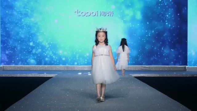 小模特走秀,自信的步伐,太漂亮了