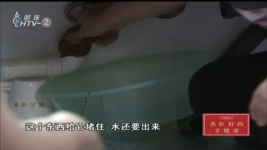 二楼住户厨房被淹,接着三楼也被淹,一查竟是一楼私接管子惹得