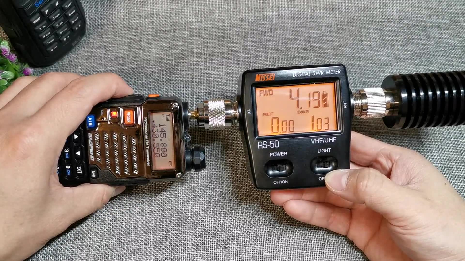 一代神机宝峰UV5R发射功率如何?小汪拿出自己的功率计和假负载