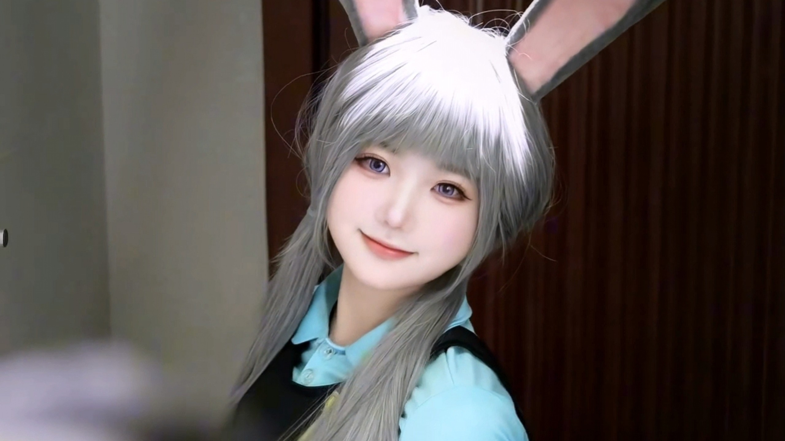 在厕所跳舞的兔子警官