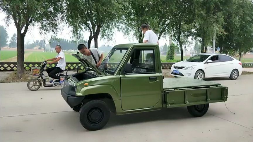 大哥新买的皮卡车准备去摆摊,载重到2000斤呢,我们看看怎么样?